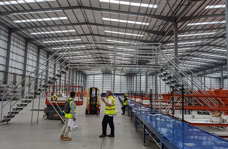 Large stepover unit to go over a conveyor belt - Simplified Safety