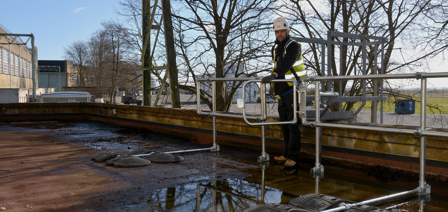 Guardrail for roof ladders - Simplified Safety