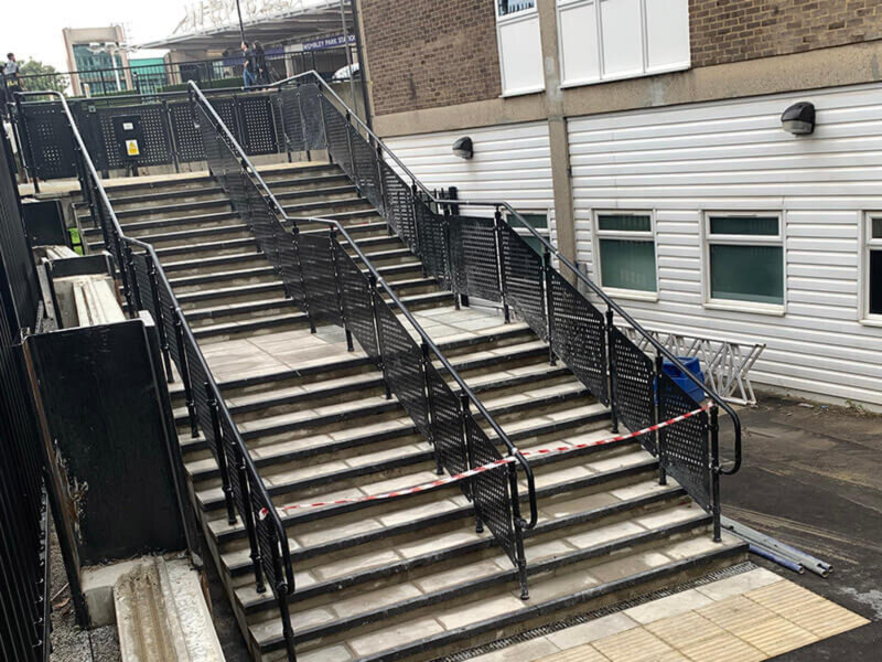 Handrail system with perforated panels - Simplified Safety