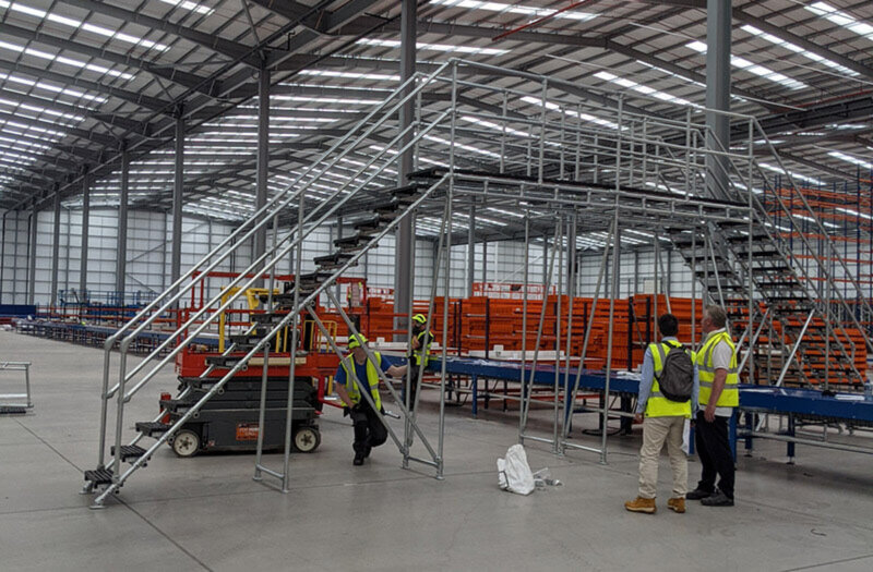 Large stepover unit to go over a conveyor belt - Simplified Safety