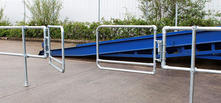 Self closing double safety gate - Simplified Safety